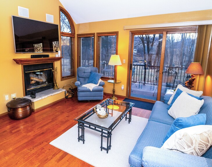 Adorable Inside And Out! Steps To Golf, Great Location, Access To Owners' Club! - Galena, IL