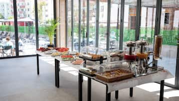 Café da manhã com buffet grátis todos os dias