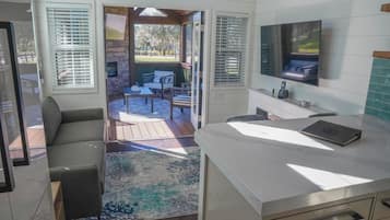 Cabana luxo, 2 quartos, aceita animais de estimação | Área de estar