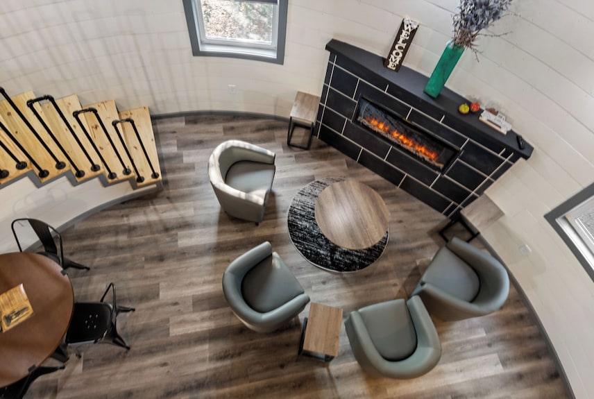 Grain Bin Cabin W/hot Tub. 2 Levels W/balcony. 1.5 Bathrooms - Nebraska