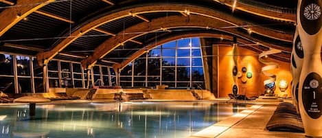 2 piscinas interiores, piscina exterior, guarda-sóis, espreguiçadeiras