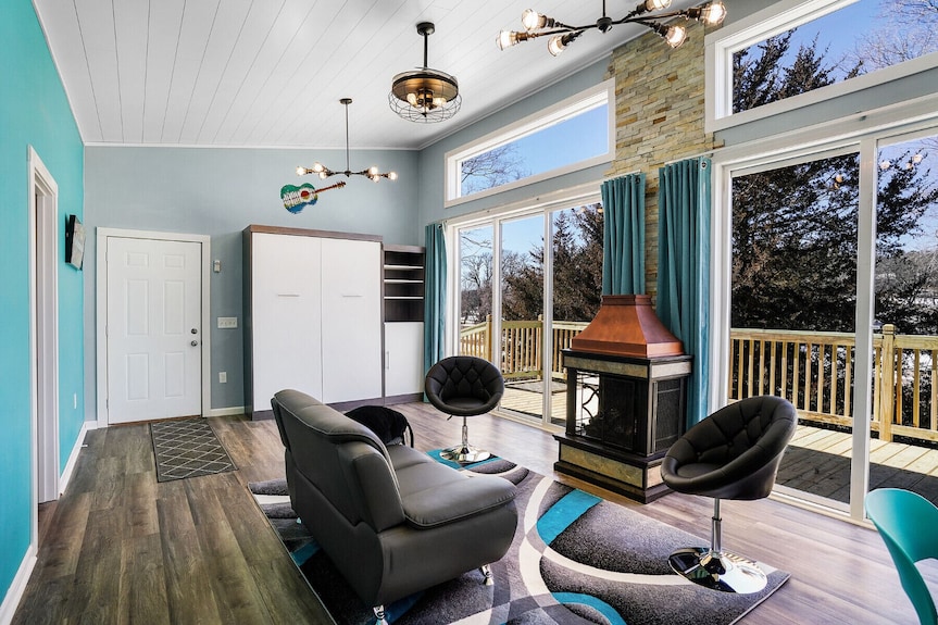 Retro Sundowner Cabin W/hot Tub. 3 Bedroom & 4 Queen Beds - Nebraska