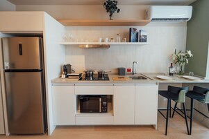 Estúdio | Cozinha privada | Talheres/pratos/utensílios de cozinha, mesas de jantar