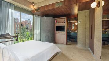 Apartamento superior, banheira de imersão | Cofres nos quartos, escrivaninha, cortinas blackout