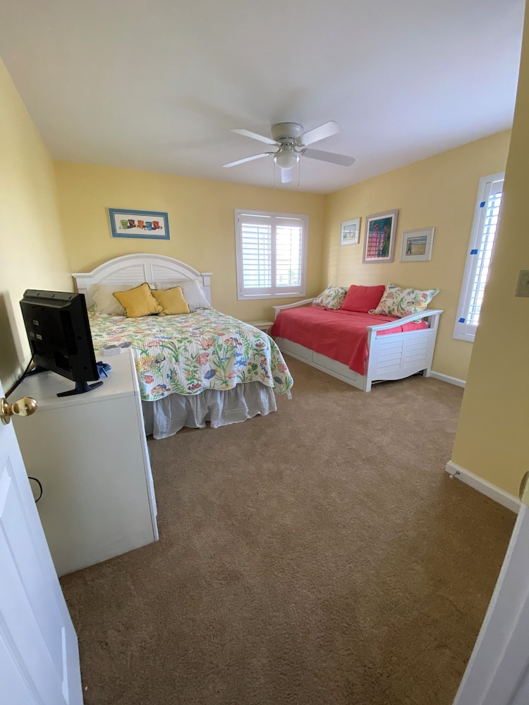 "Peace of Paradise" Emerald Isle - Water Views, 2 Pools, Beach ...