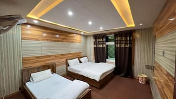 Quarto casal luxo, vista parcial para o oceano | Quartos à prova de som, ferros/tábuas de passar roupa, Wi-Fi de cortesia