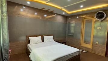 Quarto casal luxo, vista parcial para o oceano | Quartos à prova de som, ferros/tábuas de passar roupa, Wi-Fi de cortesia
