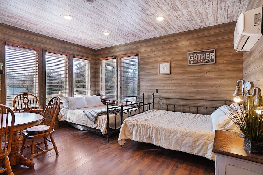 Ranch Cabin W/hot Tub. Communal Sleeping 2 Queen + Full Trundle - Nebraska
