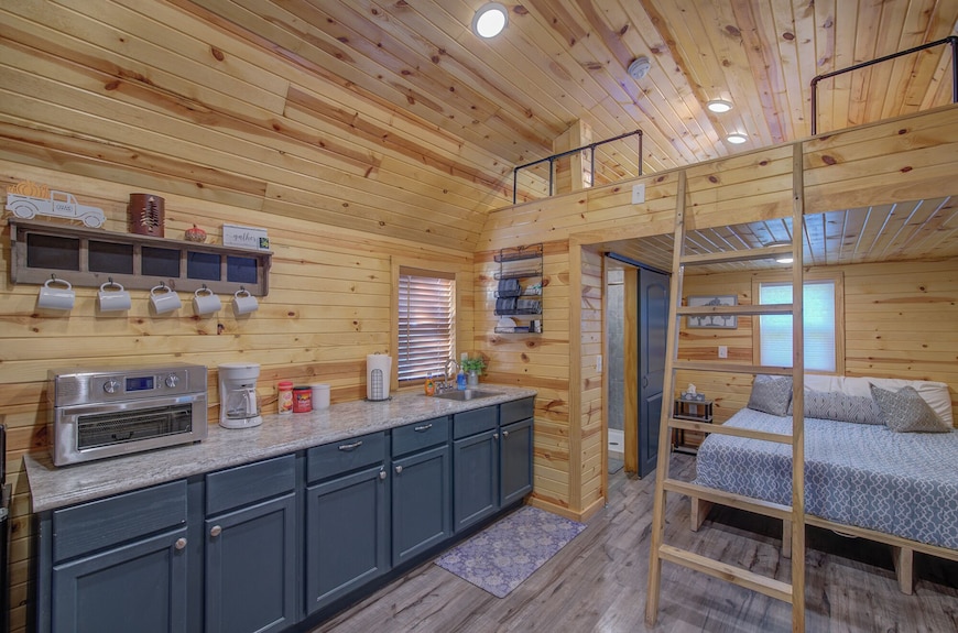 Tiny House Cabin With Loft. 2 Queen Beds With Child Sleeper - Nebraska