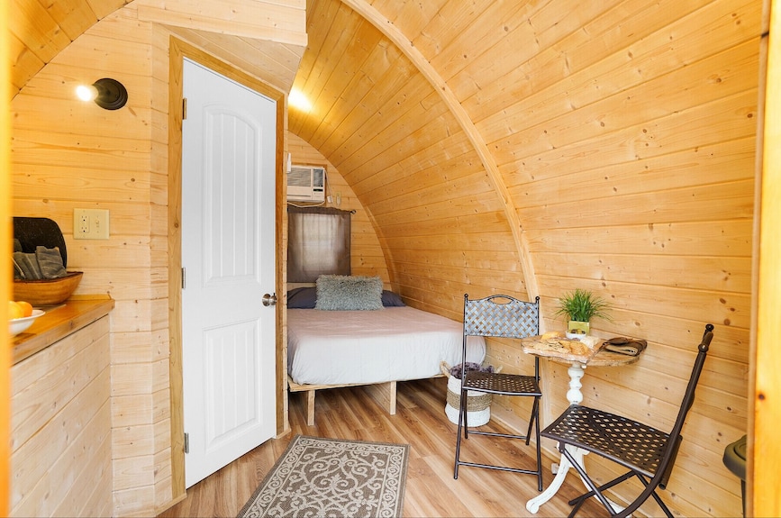 Cute European Bungalow Cabin W/hot Tub. 1 Double Bed - Nebraska