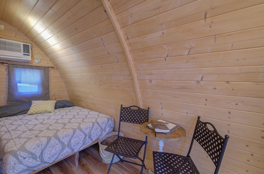 Cute European Bungalow Cabin W/hot Tub. 1 Double Bed - Nebraska