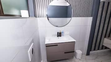 Um secador de cabelo, toalhas fornecidas, champô, papel higiénico