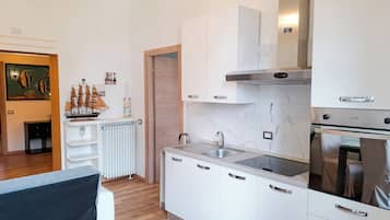 Apartamento, varanda | Cozinha privada | Uma cafeteira/bule, uma chaleira elétrica