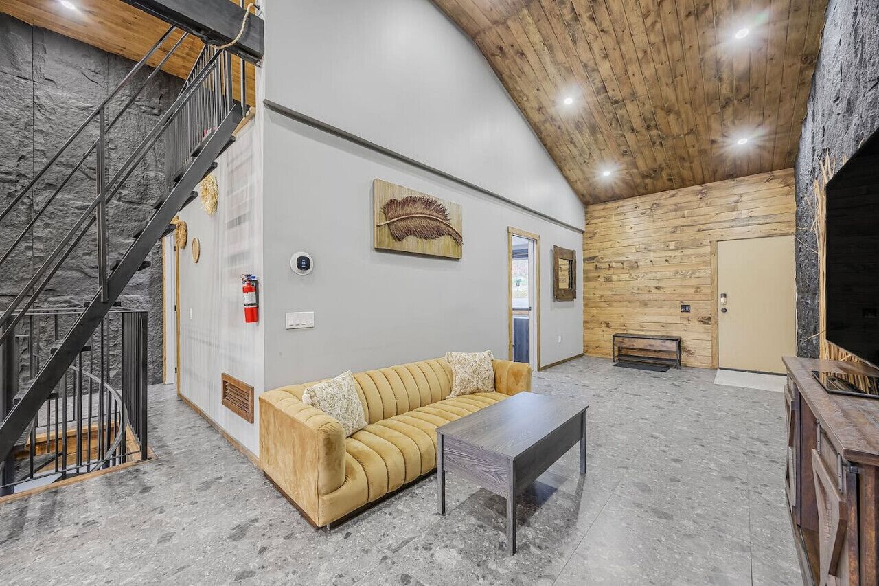 Lakefront Retreat- Private Beach, Up To 30 Guests! - Midland