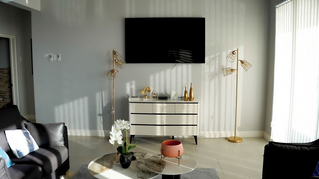 Club 37 @ Whitehouse Beach Club, 3bedroom Wifi, Pool And Other Modern Amenities - Cave