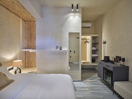 Quarto Duplo, 1 cama king-size, vista para o mar | Cofre no quarto, secretária 