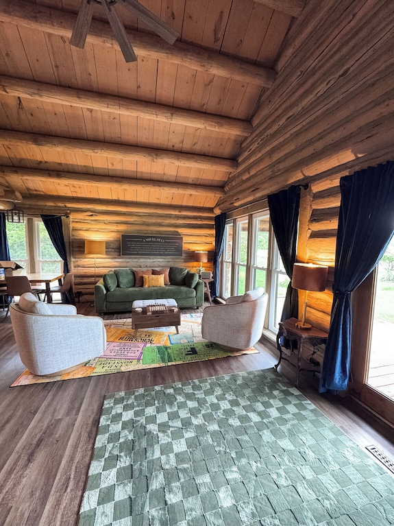 A Novel Stay 3bd Log Cabin With Hot Tub In Amazing Shelbyville, Il. 3.5 Acres. - Illinois