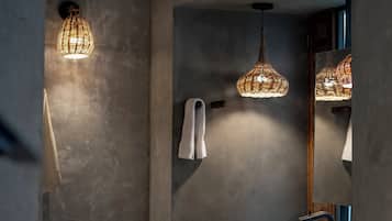 Um polibã, um secador de cabelo, toalhas fornecidas, sabão