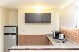 Apartamento Comfort, Vista para a cidade | Cozinha privada | Um frigorífico no espaço comum, um micro-ondas no espaço comum 