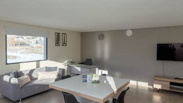 Apartamento conforto, vista para a cidade | Área de estar