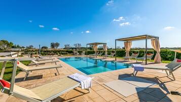 Vila família, 5 quartos, terraço (Villa Elysium With Pool And Garden) | Piscina | Piscina externa sazonal