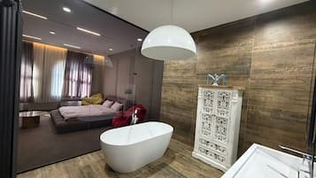 Quarto casal superluxo, banheiro privativo, vista para a cidade | Cofres nos quartos, escrivaninha, espaço de trabalho para notebook