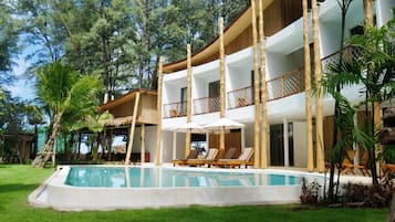 Piscina exterior, espreguiçadeiras