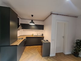 Apartamento superior, sacada | Cozinha privada | Geladeira, micro-ondas, chaleira elétrica