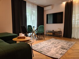 Apartamento Familiar, varanda | Refeições no quarto