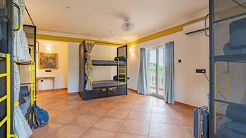 Dormitório Partilhado, em dormitório misto, varanda (Bed in 8 Bed) | Quartos insonorizados, Wi-fi grátis, roupa de cama fornecida