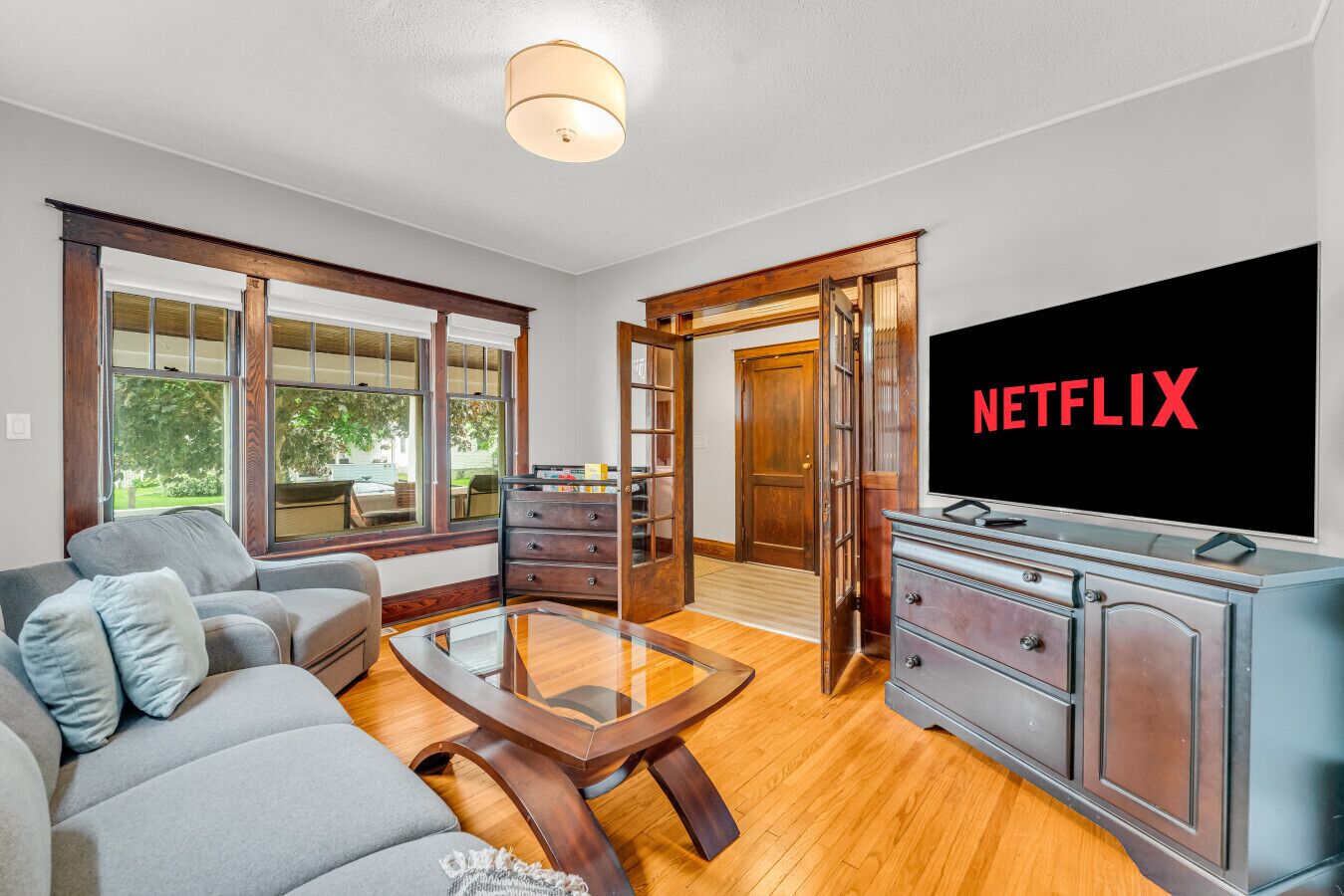 Modern Comfort Mins From The Falls  Spacious & Newly Renovated Home - Niagara Falls