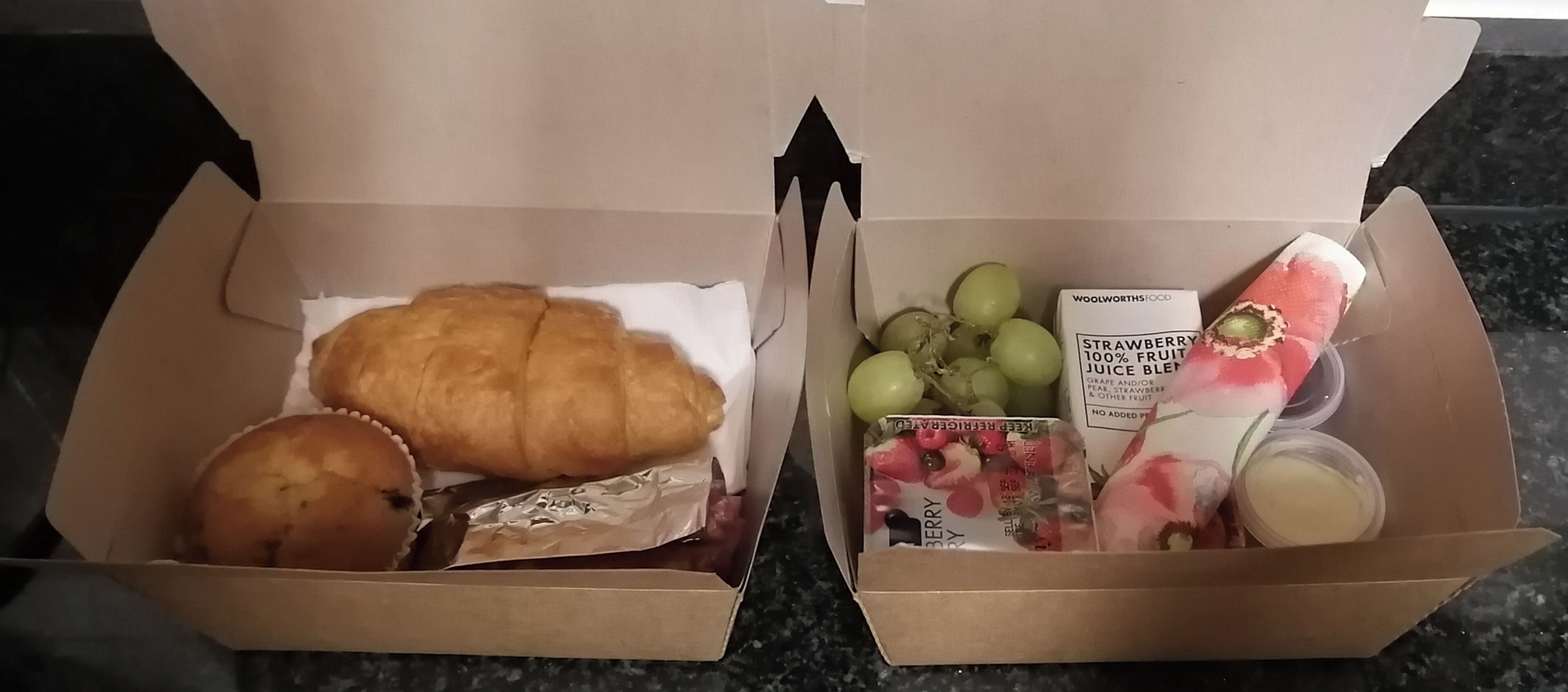 Duas caixas de papelão abertas com alimentos.
