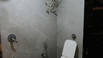 Quarto Triplo Deluxe | Casa de banho | Artigos de higiene pessoal grátis, toalhas fornecidas, sabão, champô