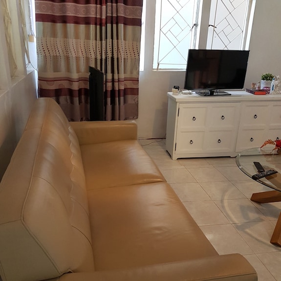Room For Rent In A House With A Quiet Corner Surroundings - Port Louis