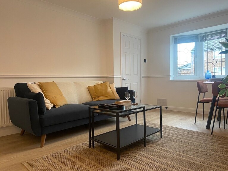 Contemporary 2-bed House Near Basildon Station - Basildon