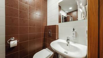 Quarto solteiro | Banheiro | Secador de cabelo, toalhas de banho, sabonete, shampoo