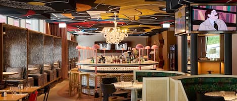 2 bares/lounges
