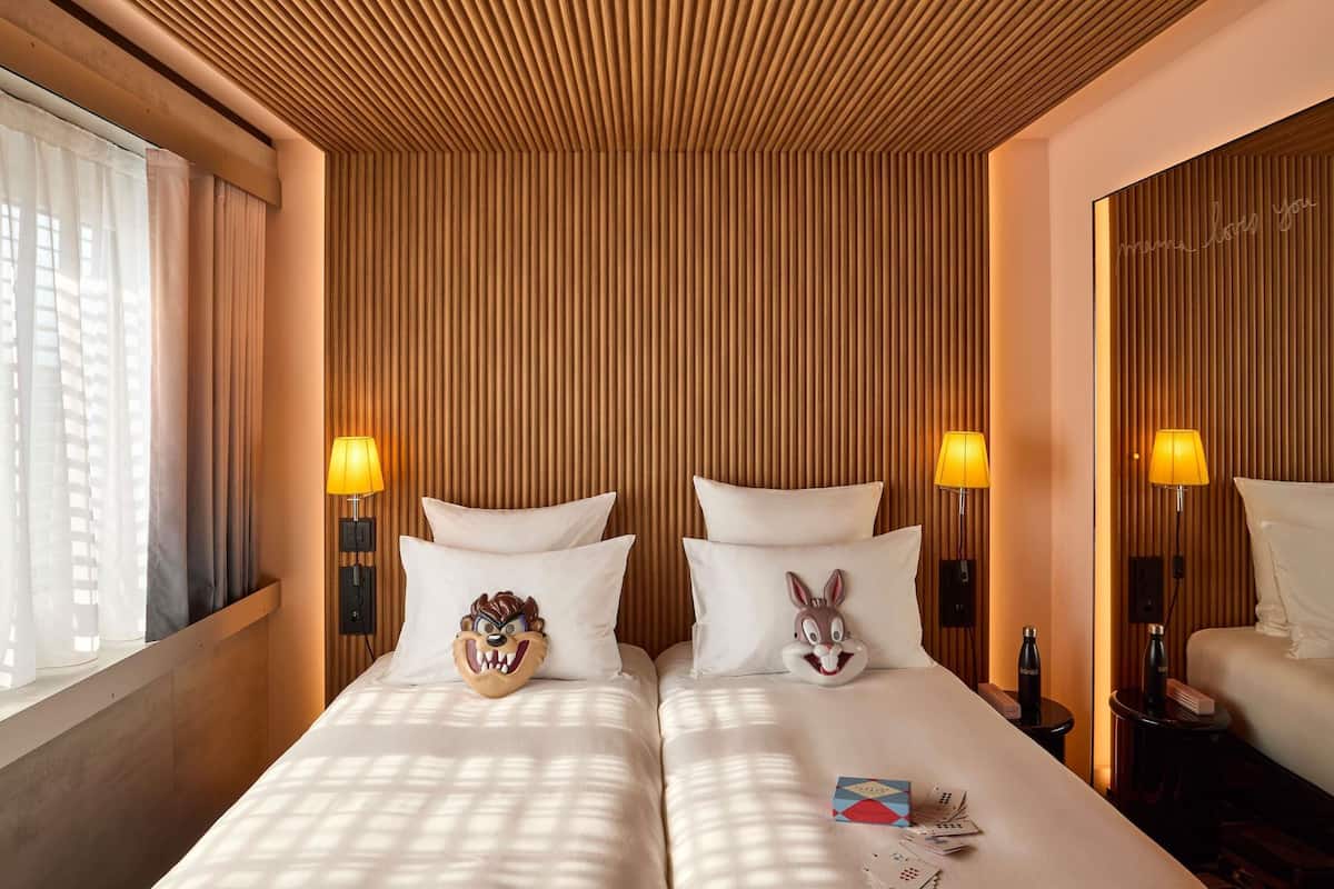 Edredons de pluma, camas com colchões pillow-top, frigobar