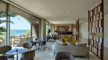3 bares/lounges, bar ao lado da piscina, bar na praia