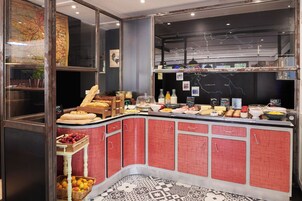 Pequeno-almoço tipo buffet diário (13.90 EUR por pessoa) 