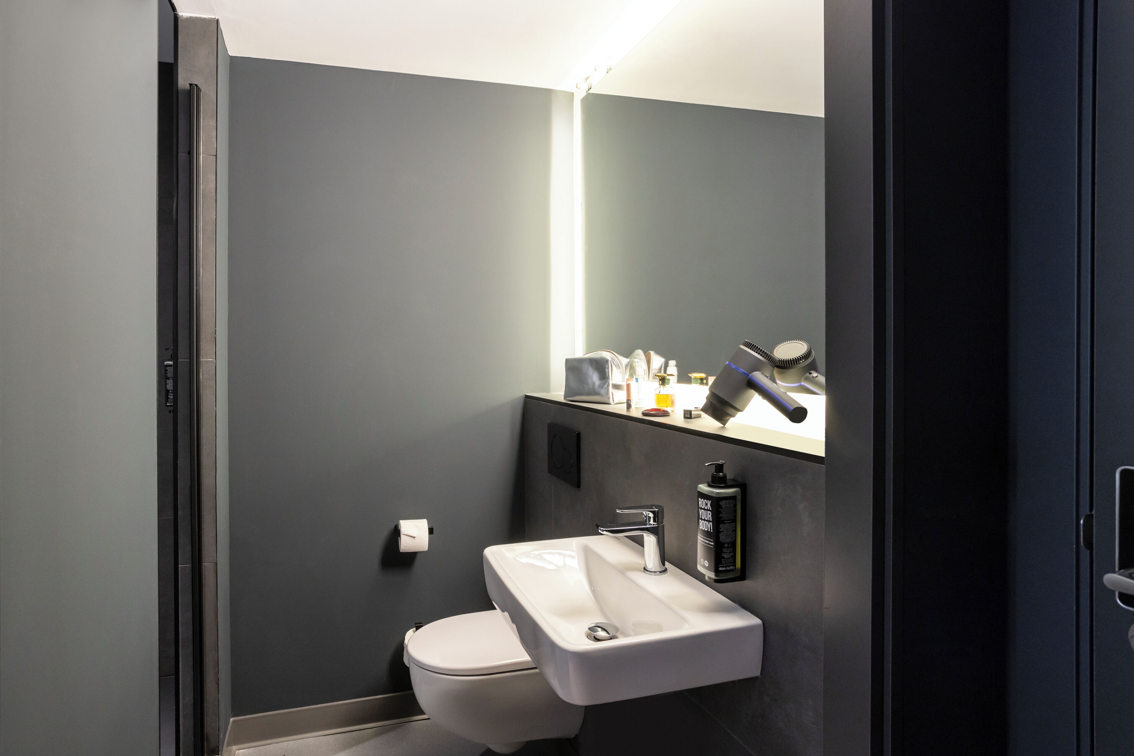 Chuveiro com efeito de chuva, secador de cabelo, toalhas de banho 