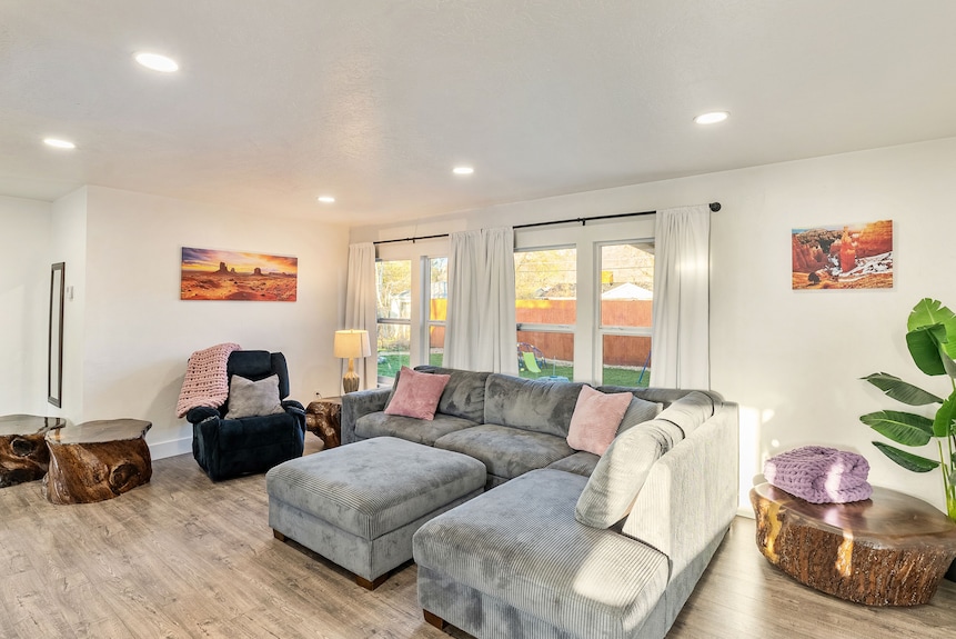 Family Retreat - Backyard Games + Movie Room - Sleeps 16 - Utah Lake State Park, Provo