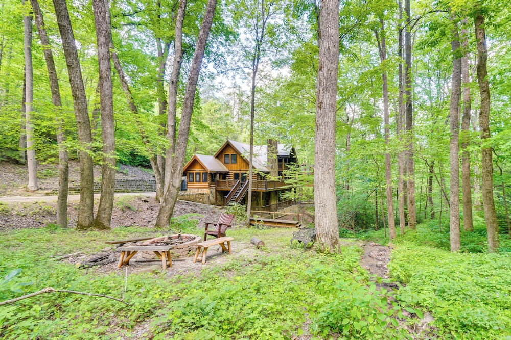 2 Mi To Gsmnp: Peaceful & Scenic Cabin W/ Deck - Townsend, TN