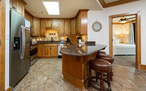 Condo, 3 quartos | Cozinha privada | Geladeira, fogão, cafeteira/chaleira
