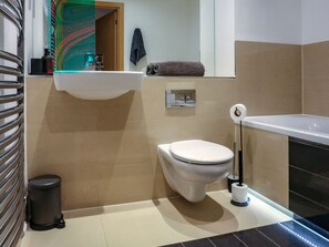 Casa de Campo | Casa de banho | Um polibã, um secador de cabelo 