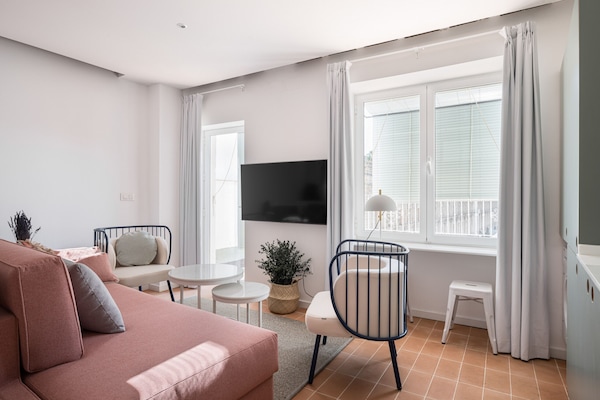 Apartamento, 3 quartos | Sala de estar | Smart TV de 50 cm com canais por cabo