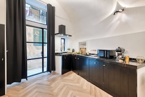 Apartamento Lua de Mel, 2 quartos (Boutique Apartment Casa Del Barone) | Cozinha privada | Um frigorífico, um micro-ondas, uma placa de cozinha