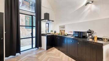 Um frigorífico, um micro-ondas, uma placa de cozinha