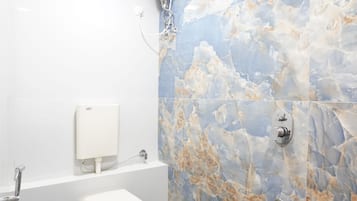Quarto Duplo | Casa de banho | Um polibã, toalhas fornecidas, sabão, champô