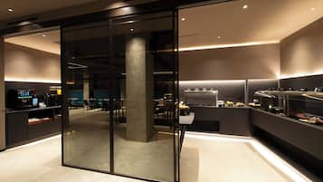 Pequeno-almoço tipo buffet diário (25 EUR por pessoa)